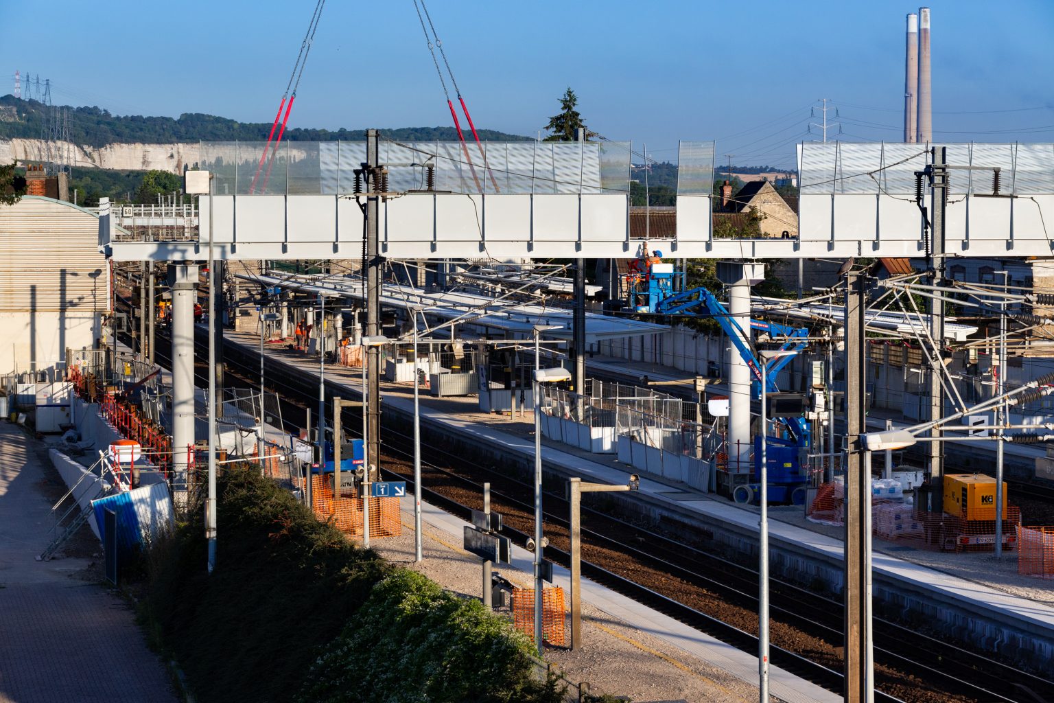 Retour en images sur le grutage de la nouvelle passerelle. - EOLE - RER E