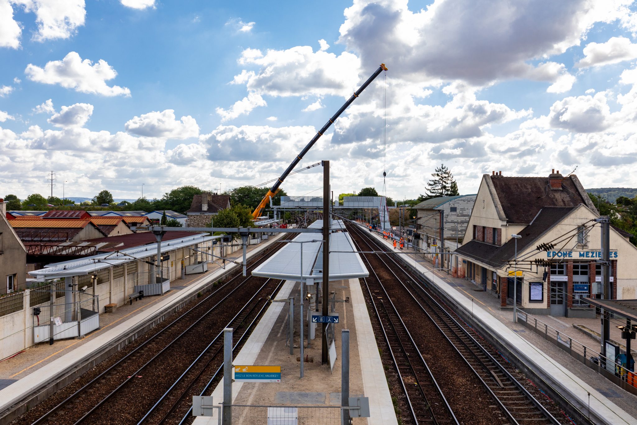 Retour en images sur le grutage de la nouvelle passerelle. - EOLE - RER E