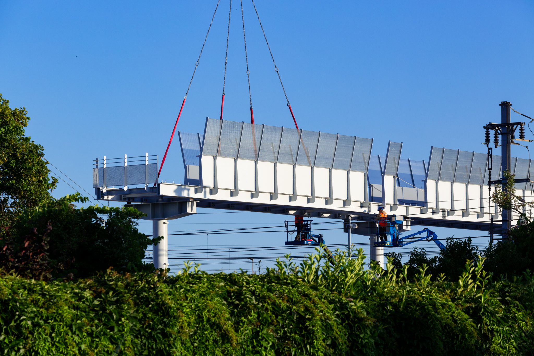 Retour en images sur le grutage de la nouvelle passerelle. - EOLE - RER E